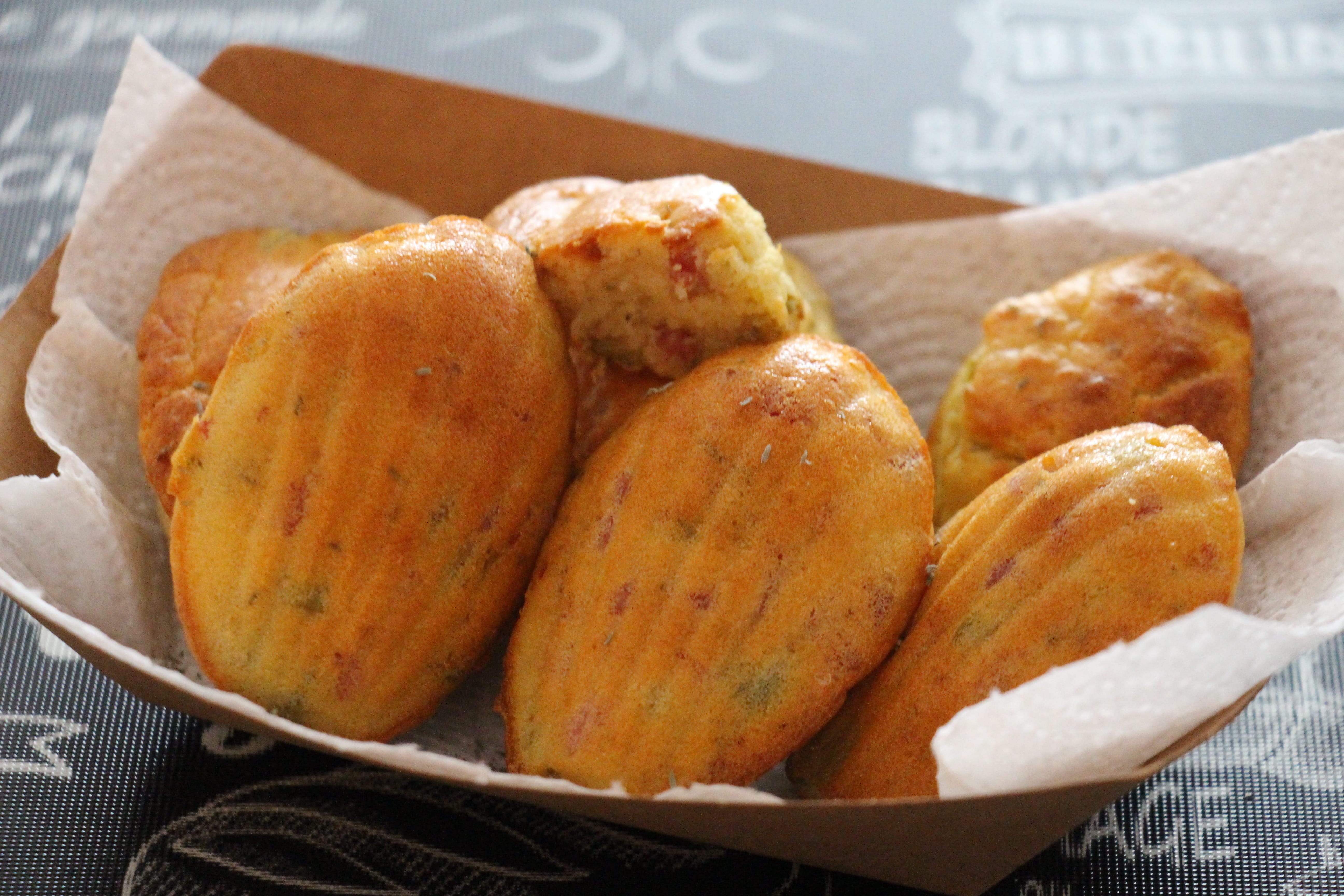 Recette moelleuse de madeleines salées lardons, olives et thym
